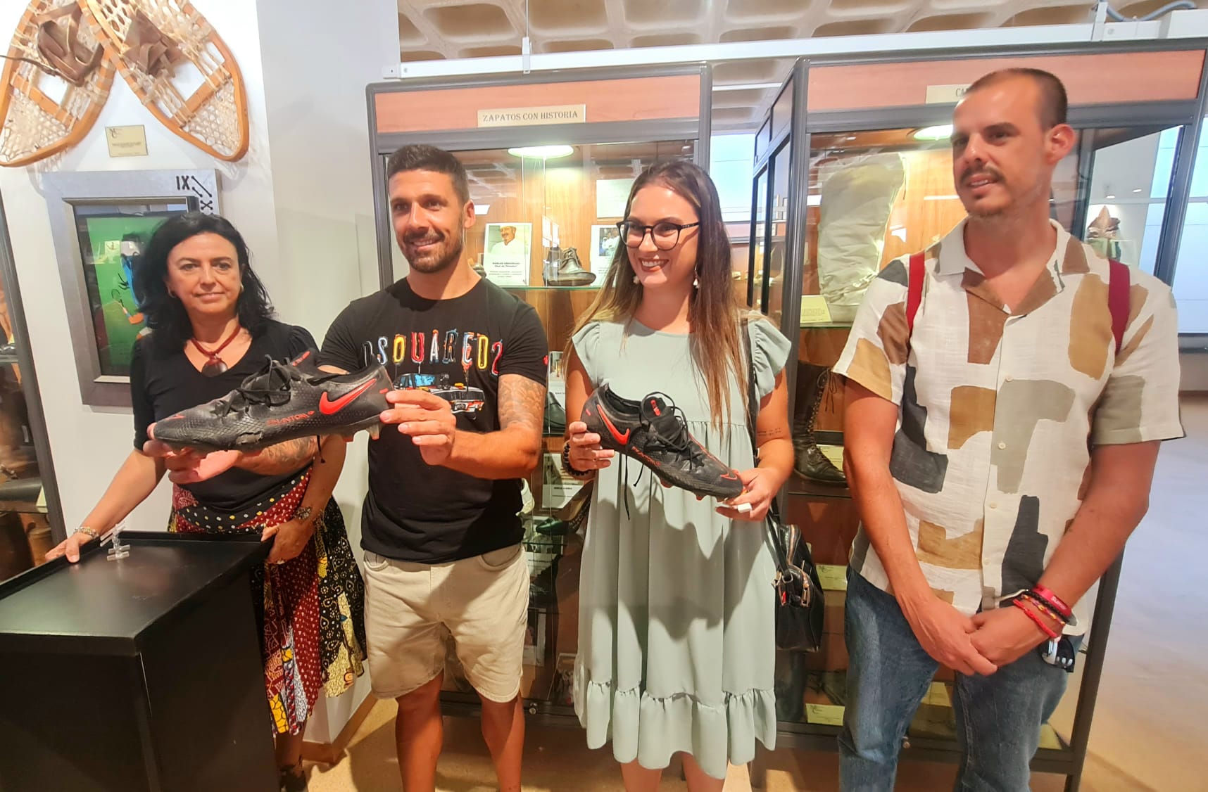 Iván Forte, ex capitán del Deportivo Eldense, dona al Museo del Calzado ...